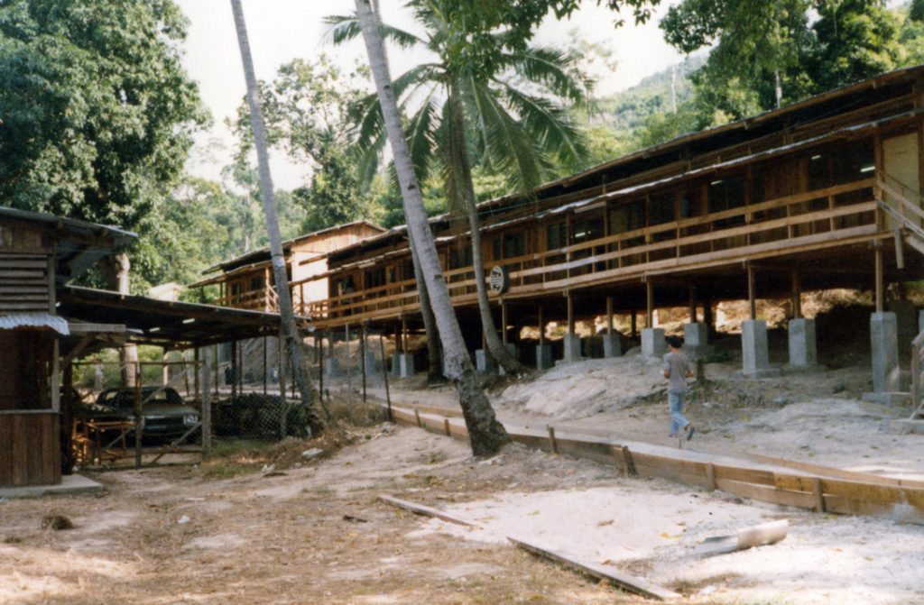 1985 - Pulau Bidong Refugee Camp - The people - Vietnamese Heritage Museum